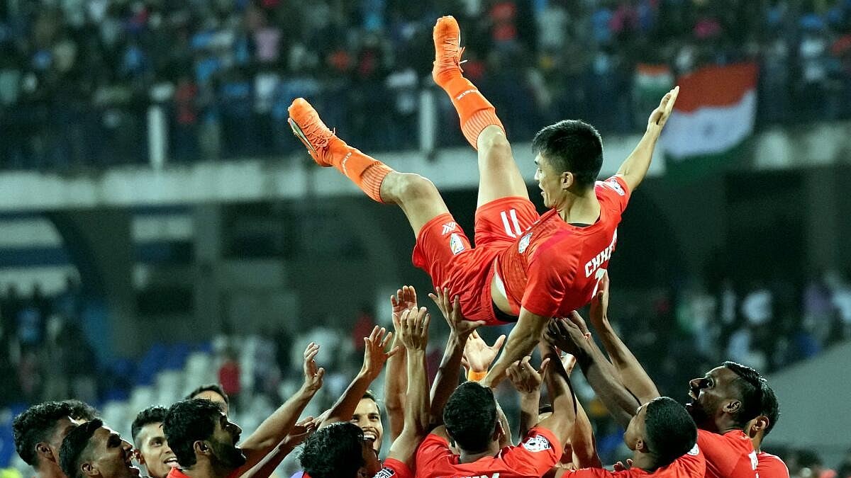 SAAF Football | ಭಾರತ ಚಾಂಪಿಯನ್: ಸುನಿಲ್ ಚೆಟ್ರಿಯನ್ನು ಎತ್ತಿ ಕುಣಿದಾಡಿದ ಆಟಗಾರರು