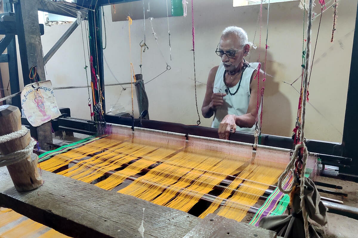 ನೇಯ್ಗೆಯ ಬಲೆಯಲ್ಲಿ ಸಿಲುಕಿದ ನೇಕಾರ